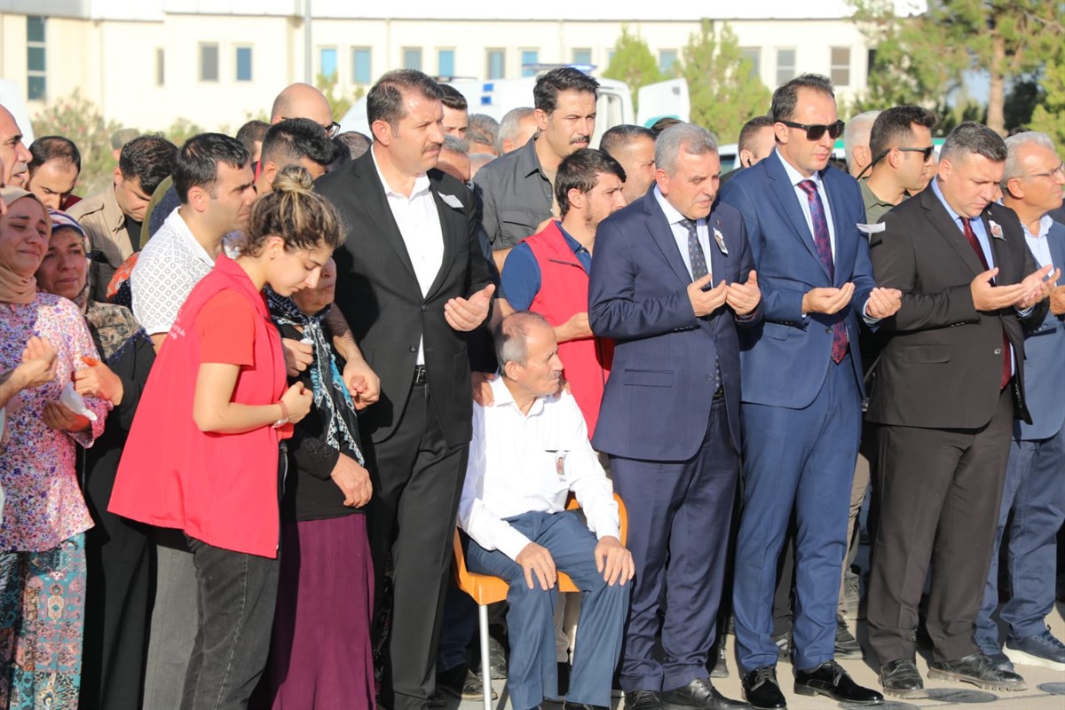 Şanlıurfa Valiliği - Vali Ayhan, Şehidimizin Uğurlama Törenine Katıldı Şanlıurfa Valiliği - Vali Ayhan, Şehidimizin Uğurlama Törenine Katıldı